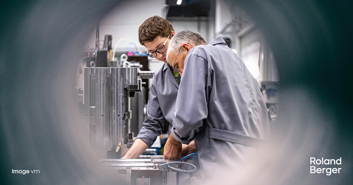 Tackling the service workforce crisis in the industrial machinery sector | Roland Berger